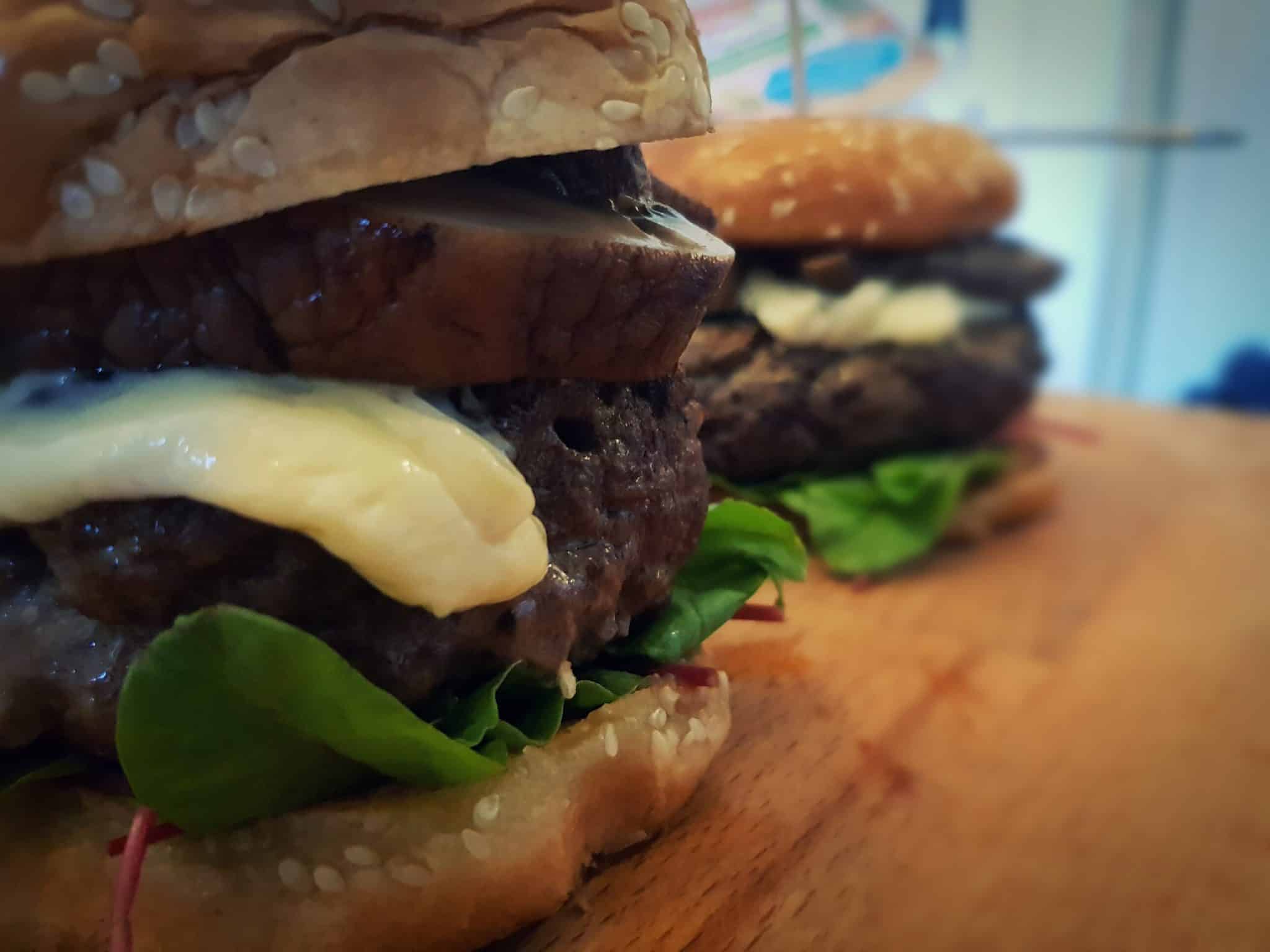 Trüffel-Burger mit Bio-Rinderhack, Portobello-Champignon und Ofen ...