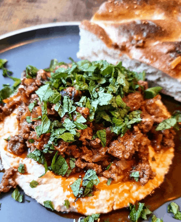 Hamshuka - Hummus mit Bio-Rinderhack und frischem Fladenbrot | Chris ...