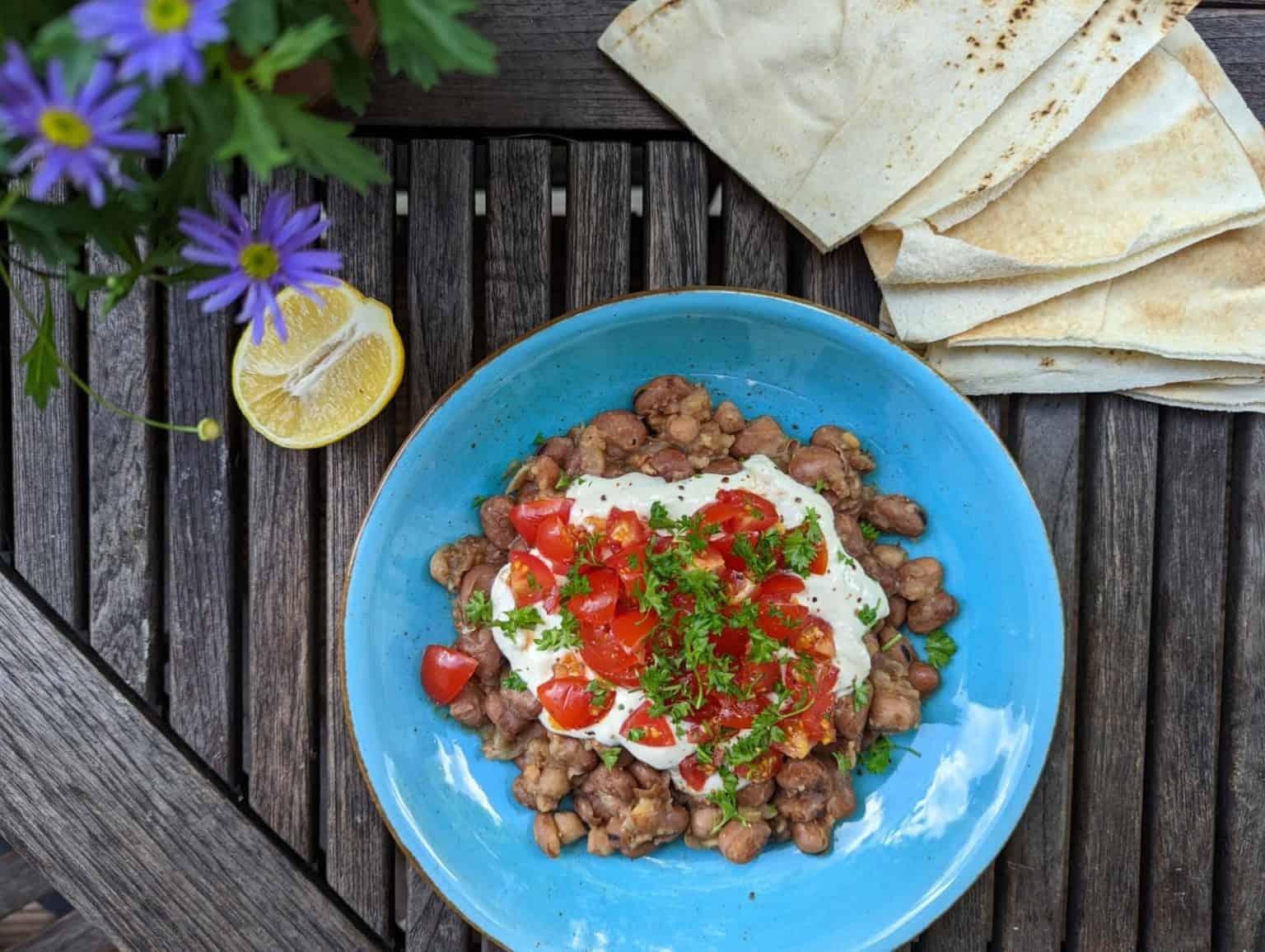 Ful - Syrisches Bohnengericht mit Tahini-Joghurt, Cocktailtomaten und ...